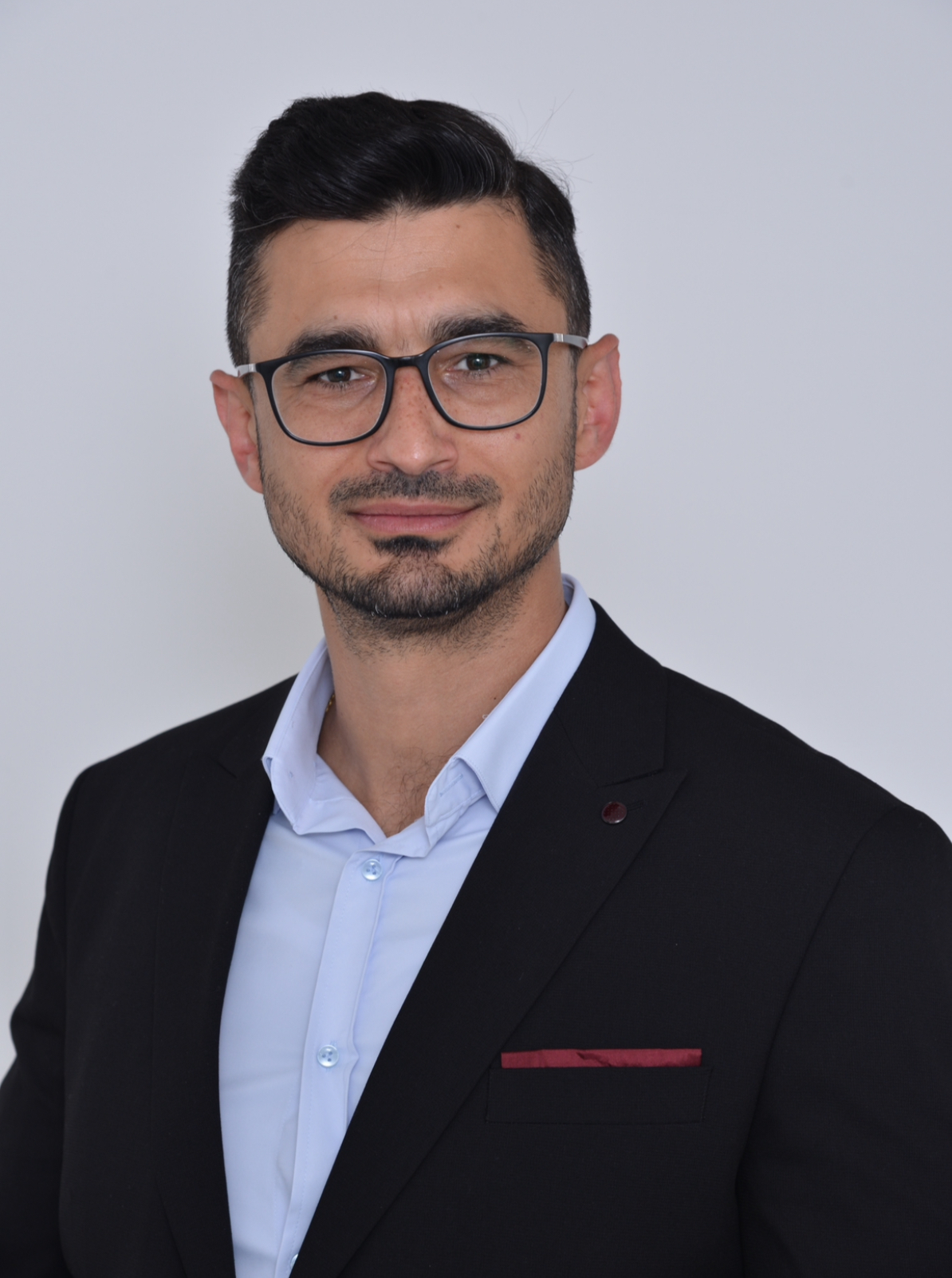 UKOPANOST U PROŠLOST OTEŽAVA SUŽIVOT – Stina